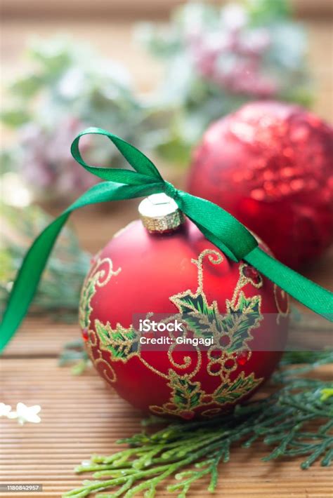 크리스마스 배경 인사말 카드 녹색 리본 전나무 가지 겨울 장식 나무 배경에 선물 상자와 빨간색 아름다운 Bauble 공간을