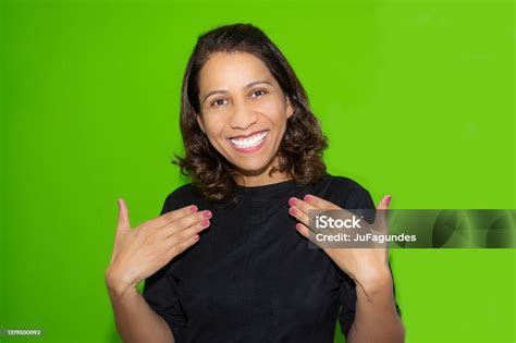 여성 크로마키 배경 과 의사 소통 손 청각 장애인 음소거 수화 녹색에 대한 스톡 사진 및 기타 이미지 녹색 40 44세 결핍 상태 Istock