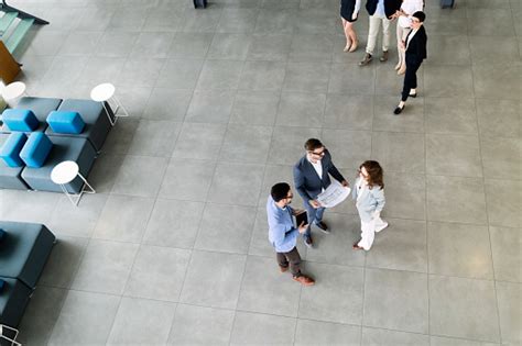 새로운 아이디어를 논의 하 고 현대적인 사무실에서 브레인스토밍 하는 비즈니스 동료 경영자에 대한 스톡 사진 및 기타 이미지 경영자 긍정적인 감정 표현 기업 문화