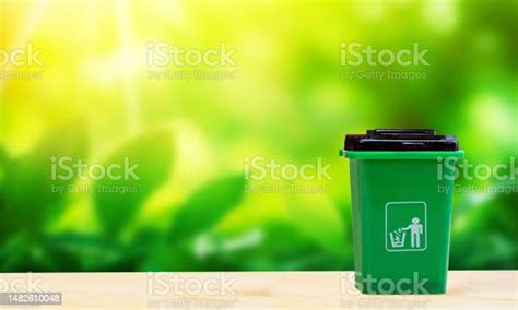 유기 생분해성 폐기물을 위한 녹색 쓰레기 자연 배경이 있는 별도의 폐기물 수거 및 재활용 개념 환경 개념 복사 공간 쓰레기 수거통에 대한 스톡 사진 및 기타 이미지 Istock