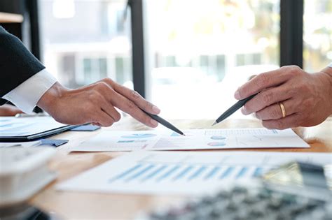 비즈니스 사람들 회의 디자인 아이디어 전문 투자자 프로젝트를 새로운 시작 일 개념입니다 사무실에서 계획 하는 사업 계산기에 대한 스톡 사진 및 기타 이미지 Istock