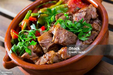 클레이 냄비에 파프리카와 쇠고기의 불가리아 요리의 맛있는 요리 Ghiveci 0명에 대한 스톡 사진 및 기타 이미지 0명 고급 요리 고기 Istock