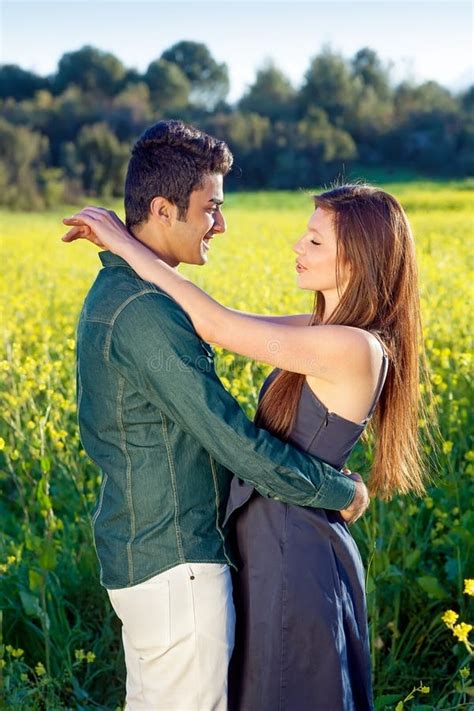 Pares Jovenes Atractivos En Un Abrazo Cari Oso Imagen De Archivo Imagen De Belleza Hugging