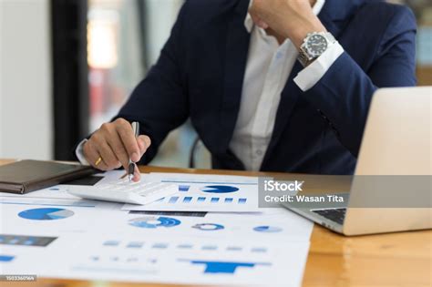 책상 위의 문서 작업 재무 수치 및 사업 투자에 대한 데이터 분석 작업을 하는 사업가 예산 관리 및 회계 Earnings Before Interest And Taxes에