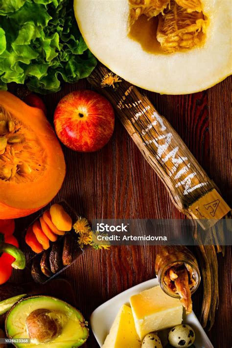 비타민 A 음식 천연 제품으로 고추 호박 사과 감자 양배추 아보카도 비타민 A 풍부에 말린 살구 멜론 당근 기름 노란 치즈 계란 노 른 자에 민들레 꽃 멸 치 0명에 대한