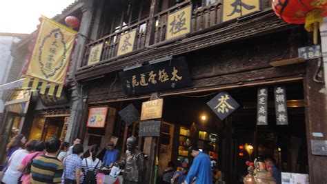 2023很热闹好多好玩的铺子好吃的小吃超级好吃 太极茶楼的卷冰淇淋据说小s也推荐的好吃的定胜糕 清河坊街 评论 去哪儿攻略