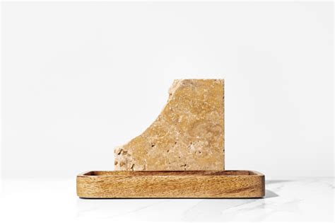 미용 화장품 제품 프레젠테이션 모형 연단은 흰색 바탕에 나무 쟁반과 석회화 돌로 만들어졌습니다 바디 케어 제품 전시 전면도 복사 공간을위한 세련된 최소한의 장면 강단에 대한