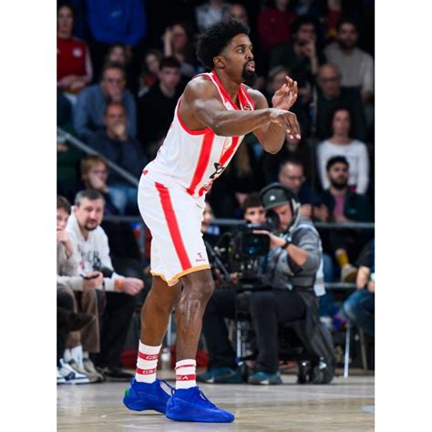 Which Basketball Players Wear Adidas Ae1