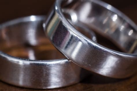 무료 이미지 금속 패션 액세서리 Titanium Ring 은 보석류 결혼 반지 주석 티탄 결혼 예식 공급 5472x3648 Fedor Kosarev