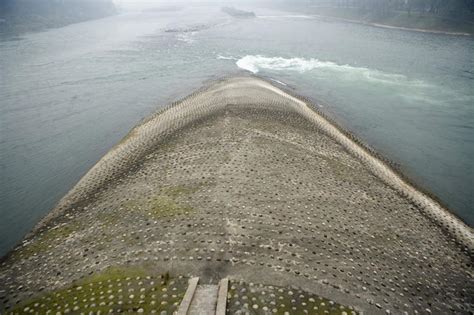 无人码头横图俯视室外白天旅游度假草地草坪河流美景水植物港口都江堰中国亚洲湍急河水景观水流娱乐草