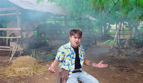 តារាចម្រៀង យឿ ន សូត្រ អនុស្សាវរីយ៍ ត្រូវ គេ ជះ ស្រា ដាក់ ខណៈ កំពុង ច្រៀង ក្នុង ពិធី មង្គលការ មួយ