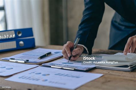 재무 종이 그래프를 분석하는 동안 그래프를 가리키는 펜을 들고 사무실의 책상에서 사업가 거래자에 대한 스톡 사진 및 기타 이미지 거래자 검사 보기 경영자 Istock
