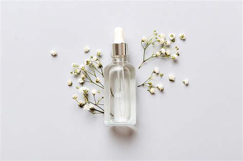 세럼 미셀라 토닉 토너 로션 물 크림을 위한 멋진 헬스케어 병에 석고 가지가 있습니다 천연 오란 스파 화장품 개념 모형 템플릿 평면도 0명에 대한 스톡 사진 및 기타 이미지