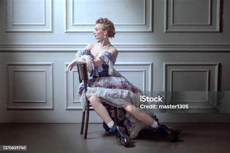 어두운 배경에 고립 된 르네상스 스타일의 복장에 중세 왕실 사람의 이미지에 어린 예쁜 소녀의 영화 초상화 시대 유머 역사의 비교 여자에 대한 스톡 사진 및 기타 이미지