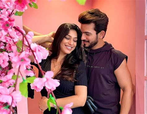 Arjun Bijlani Ts A New House To Wife Neha On Their Anniversary