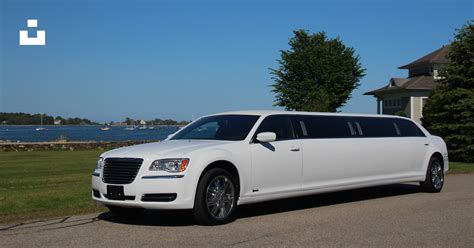 길가에 주차된 흰색 리무진 사진 Unsplash의 무료 리무진 이미지