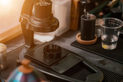 바리스타가 케멕스를 사용하여 커피를 준비하고 커피 메이커와 드립 주전자를 붓습니다 커피를 만드는 남자 커피를 양조하는 다른 방법 커피숍 개념 좋은 품질의 콩 0명에 대한