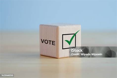 선거 및 투표 개념 나무 블록에 마크 및 투표 텍스트를 확인하십시오 선거에 대한 스톡 사진 및 기타 이미지 선거 투표