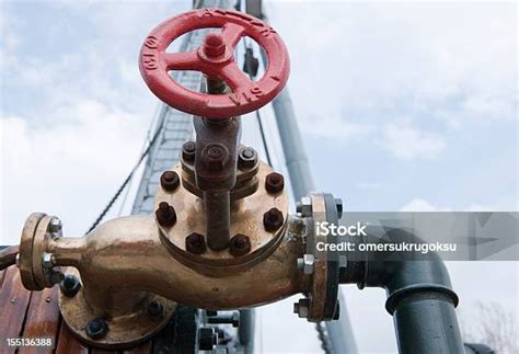 Katup Merah Foto Stok Unduh Gambar Sekarang Kuningan Saluran Pipa Pipa Baut Istock