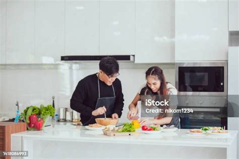 집에서 요리하는 아시아 가족 행복한 가족은 부엌 가정 레크리에이션과 주말 식사 준비에서 함께 요리합니다 20 24세에 대한 스톡 사진 및 기타 이미지 Istock