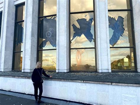 Розбиті вікна як документ в Українському Домі відкривають важливий