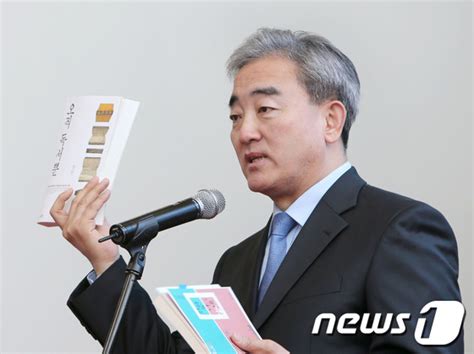 유진룡 장관이 감명 깊게 읽은 책은 뉴스1