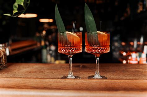 칵테일 아페롤 안경에 뿌려집니다 칵테일 Aperol Spritz는 신선한 오렌지 조각 얼음 채소 및 두 개의 검은 짚을