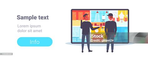 두 경비원 보고 모니터 화면 남자 유니폼 서 함께 모니터링 Cctv 카메라 제어 감시 방 전체 길이 평면 수평 복사 공간 2명에