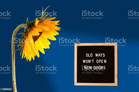 낡은 길은 새로운 문을 열지 못할 것이다 파란색 배경에 검은색 편지판에 동기 부여 인용문 오늘의 개념에 대한 영감을 주는 인용문 인사말 카드 엽서 개념에 대한 스톡 사진 및