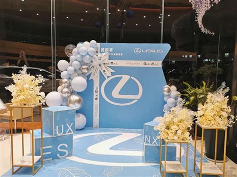 雷克萨斯4s店展厅美陈布置蓝色系 花瓣网