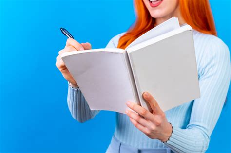 노트북 스튜디오 사진에서 파란 배경에 글을 쓰는 빨간 머리 여자 환상의 세계에 대한 스톡 사진 및 기타 이미지 환상의 세계 빨간 머리 아름다운 사람들 Istock