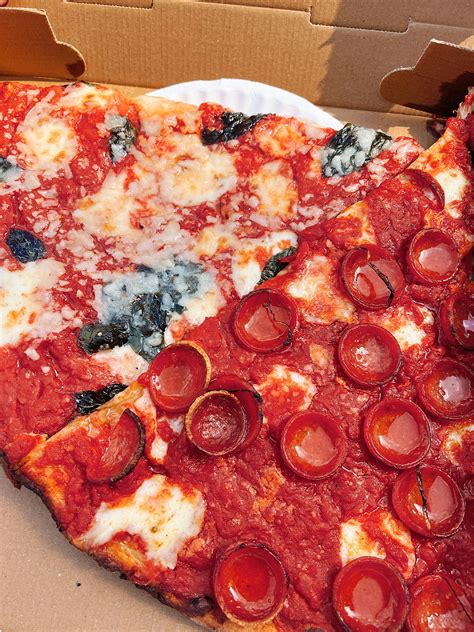 구운 둥근 레스토랑 맛있는 매운 모임 모짜렐라 미식가 바삭바삭한 빨간색 배경 소시지 순환하는 스낵 스튜디오 촬영 슬라이스 조각 식사 앙트레