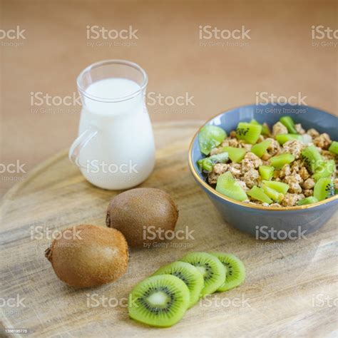 뮤즐리 콘 플레이크와 나무에 우유를 곁들인 신선한 키위 과일로 아침 식사 우유에 대한 스톡 사진 및 기타 이미지 우유 키위 0명 Istock