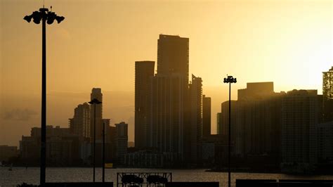 Бајден го поздрави континуираниот економски раст и покрај загриженоста за можна рецесија