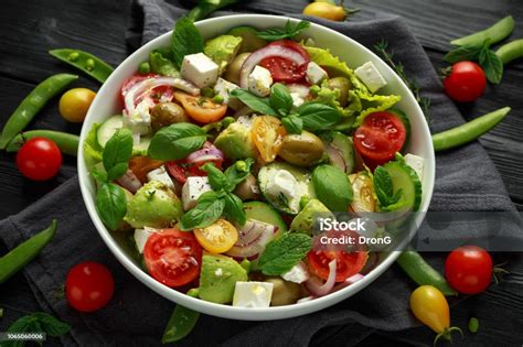 건강 한 저 칼로리 샐러드와 양상추가 보 토마토 아보카도 Feta 치즈 붉은 양파 오이 달콤한 완두콩 올리브 백 리 향 박하와 향미료 0명에 대한 스톡 사진 및 기타 이미지