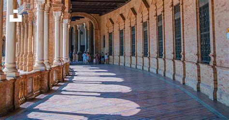 기둥과 표지판이있는 산책로 사진 Unsplash의 무료 세비야 이미지