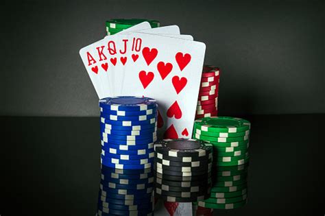 트로얄 플러시 조합이 있는 포커 카드 포커 클럽에서 카드와 칩의 클로즈업 0명에 대한 스톡 사진 및 기타 이미지 0명 개체 그룹 겜블링 칩 Istock