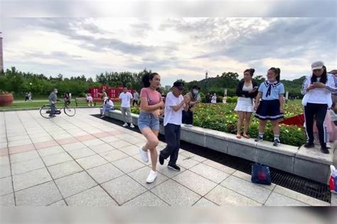 77岁大爷跟26岁姑娘一起跳鬼步舞舞步轻盈一点也不服老