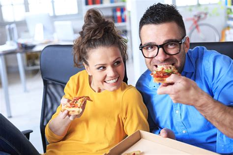 그들의 고향에서 갖는 동료들과의 점심 사이클간 유클리드의 Office 경영자에 대한 스톡 사진 및 기타 이미지 경영자 기업 문화 기업 비즈니스 Istock