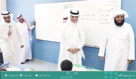 بالصور هذا ما فعله وزير التعليم في أول يوم دراسي