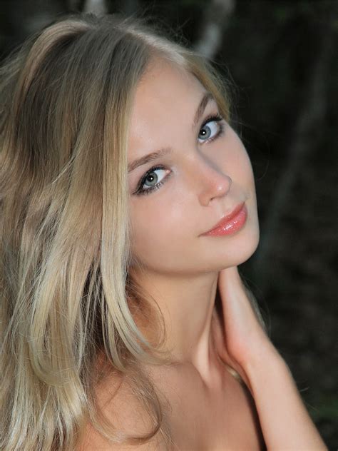 Download Wallpaper Look Girl Face Smile Sweetheart Model Hair Blonde Section Girls In