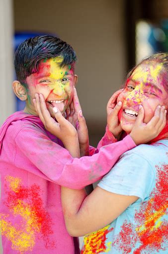 귀여운 사랑 스러운 형제와 함께 놀고 색의 홀리 축제 색 인도 아시아 백인 창조적 초상화 홀리에 대한 스톡 사진 및 기타 이미지