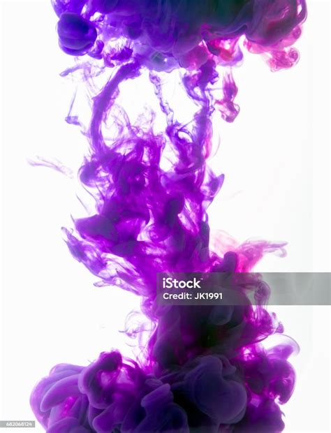 색상은 액체에 떨어지고 움직이는 동안 촬영 하얀 고립 된 배경에 물에 부드러운 잉크의 구름 추상적 인 배너 0명에 대한 스톡 사진 및 기타 이미지 Istock