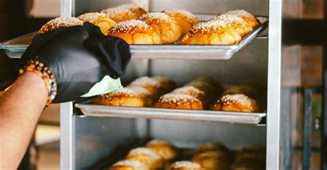Horneando Pan Recién Salido Del Horno Industrial · Foto De Stock Gratuita