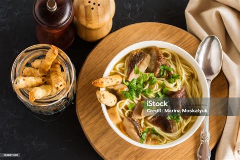 둥근 나무 스탠드에 그릇에 흰색 버섯의 맛있는 향기로운 수프 맨 위 보기입니다 검은 색 배경 감자 요리에 대한 스톡 사진 및 기타 이미지 Istock