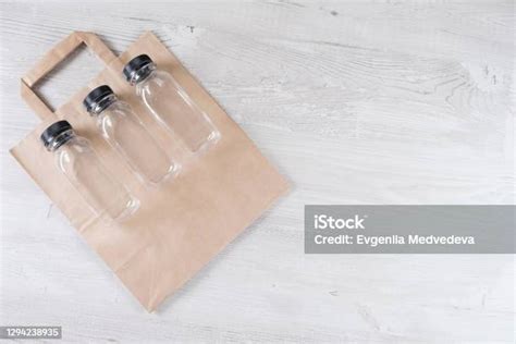 모형 장면 제작자 종이 봉투 3 개의 플라스틱 병 복사 공간이 있는 회색 배경에 친환경 식품 포장 및 면 에코 백 케이터링 및 길거리 패스트푸드용 용기 가방에 대한 스톡