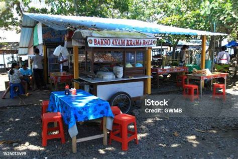 이스트 발리 클룽쿵 리젠시의 고아 라와 또는 미트볼을 판매하는 길거리 음식 카트 또는 그로박 푸드 카트는 해변 옆 나무 아래 그늘에 거리에 대한 스톡 사진 및 기타 이미지
