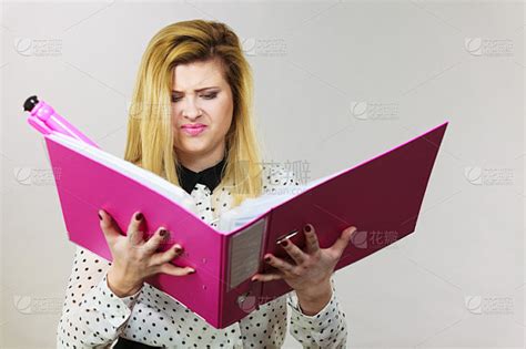 困惑的女商人正在思考问题的解决方案