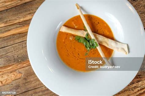 소박한 나무 배경에 Grissini의 2 개의 지팡이와 야채 호박과 당근 수프 상위 뷰 0명에 대한 스톡 사진 및 기타 이미지 0명 가을 건강한 식생활 Istock