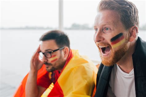 스페인 팀을 지 원하는 친구와 함께 게임을 보고 황홀 독일 축구 팬 기에 대한 스톡 사진 및 기타 이미지 기 독일 독일 문화 Istock